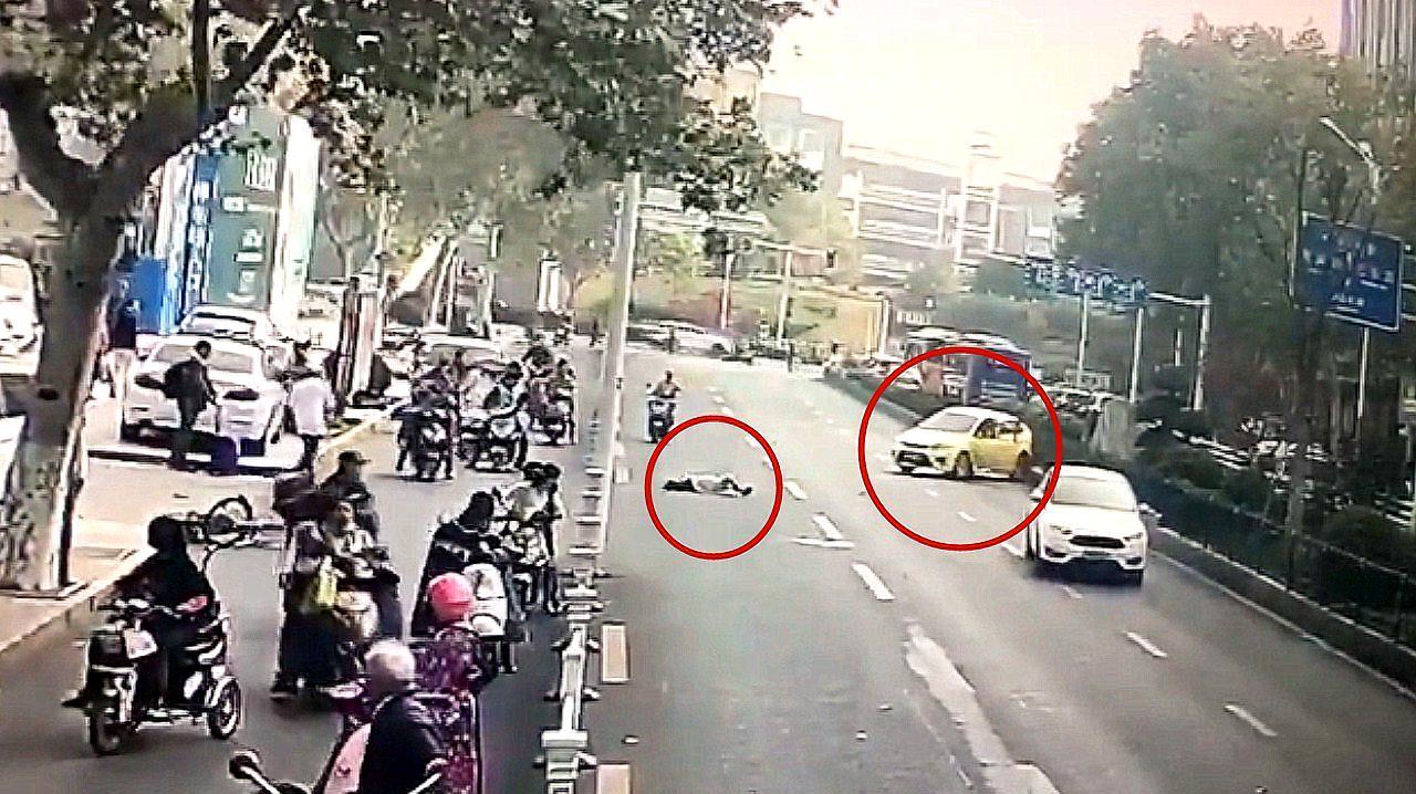 女司机被甩出车外!监拍:江苏一女子探身争吵时误踩油门发生事故