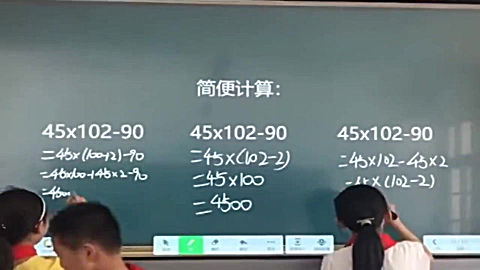 搞笑:数学课上3位学霸简便计算比赛,你们认为谁更厉害?
