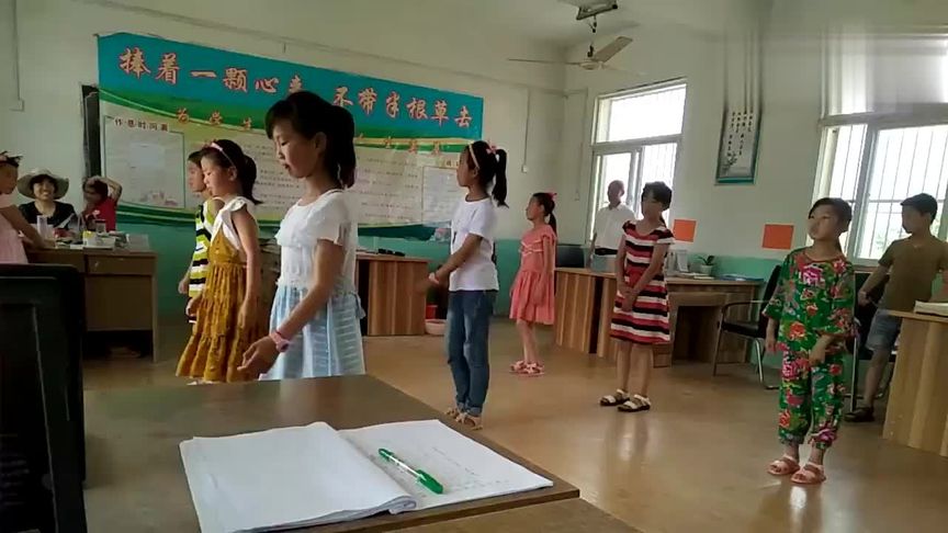 三年级同学在教室练习舞蹈《小苹果》。 ?
