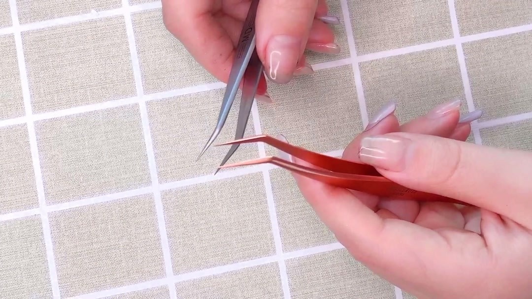 美睫新手练习镊子的使用方法,新手练习开花如何选择合适的镊子呢