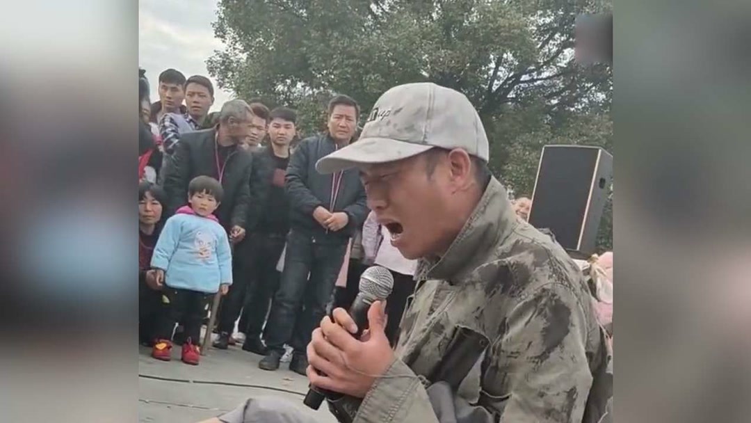 流浪歌手街头卖唱乞讨,把自己都唱哭了,唱功堪比专业歌手!