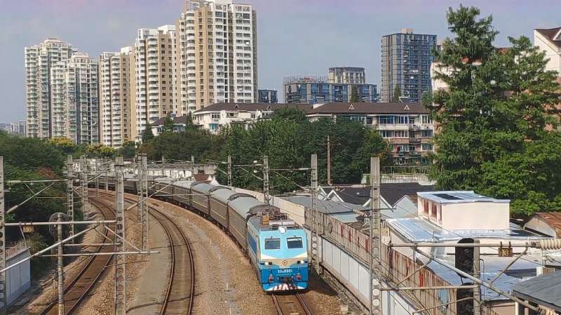 俯瞰沪昆绕行线!韶山系SS8-2001机车,带领K759次客列鸣笛离去~