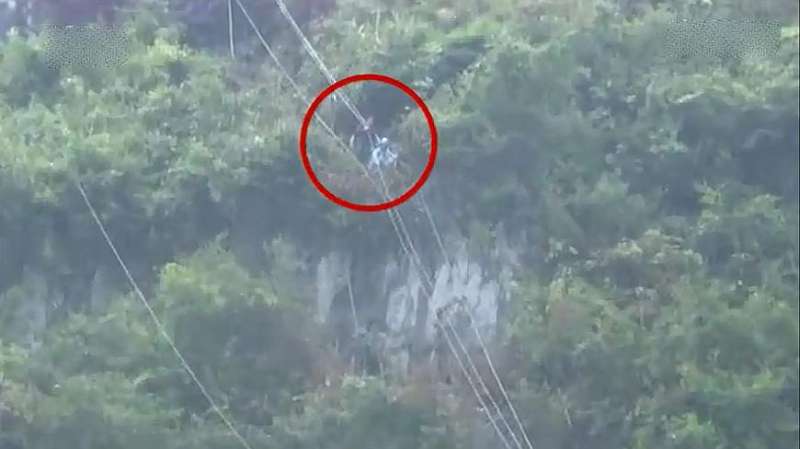 3米高信号塔突然倒塌致电工跌落 伤势严重被困200米半山腰