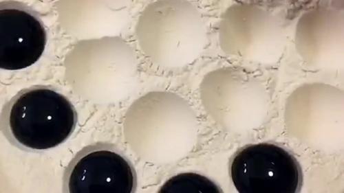 自己制作奶茶里面的珍珠,最后摇晃让其受力均匀,成本低到不敢想象