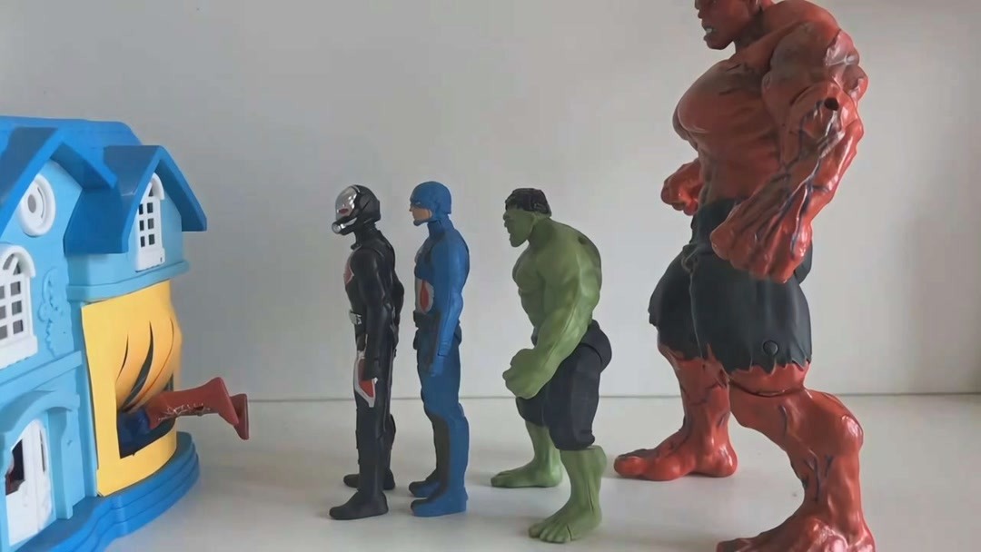 儿童玩具动画定格卡通人物、超人、钢铁侠、绿巨人钻进了玩具小