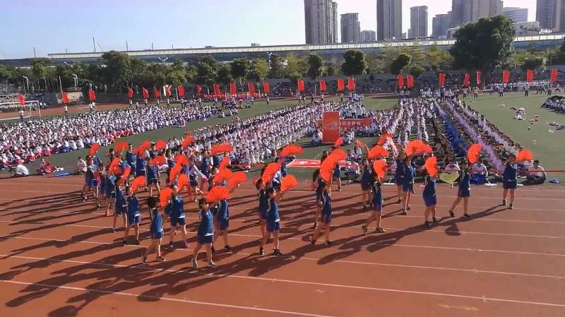 厦门双十中学高二16运动会入场式超燃表演!我想回学校了不想上班
