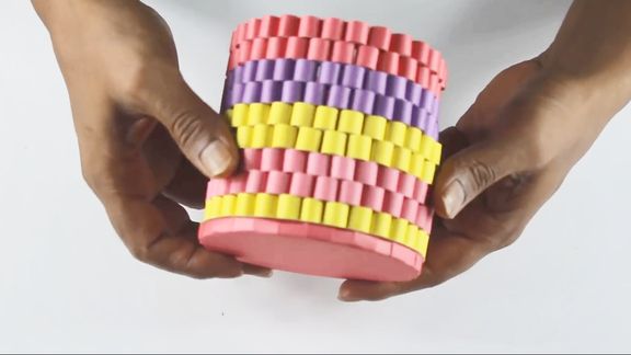 他用彩纸做了一个很有型的笔筒架,折纸教程!