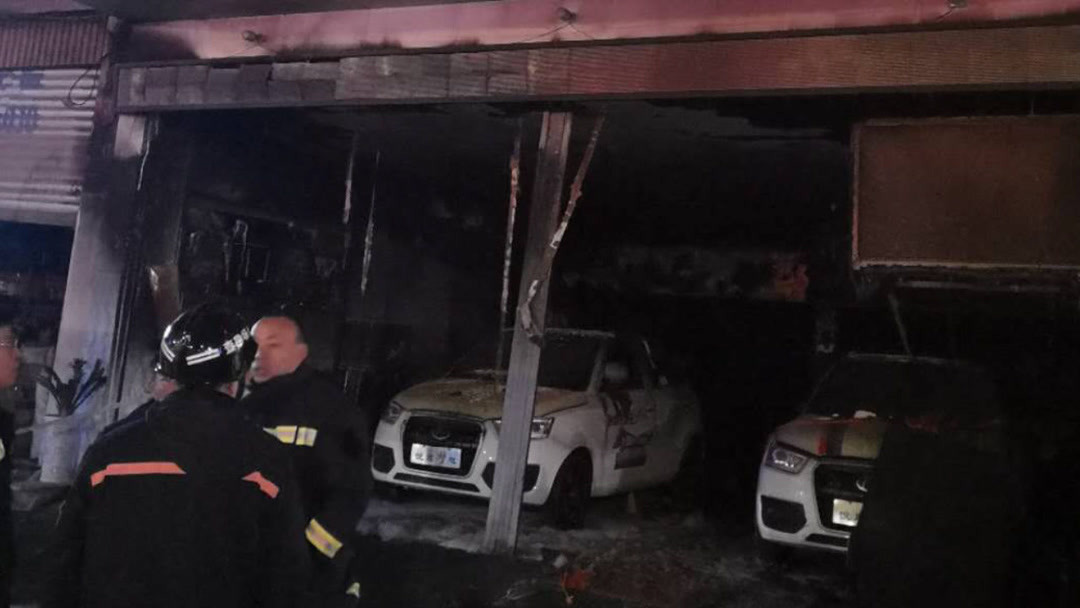 现场:四川一电动车商铺起火四人死亡 疑取暖器惹祸