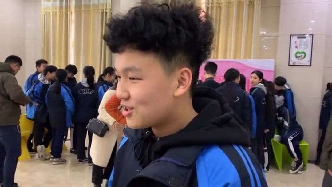 致敬母爱:中学生体验“模拟分娩”,疼到呲牙咧嘴!