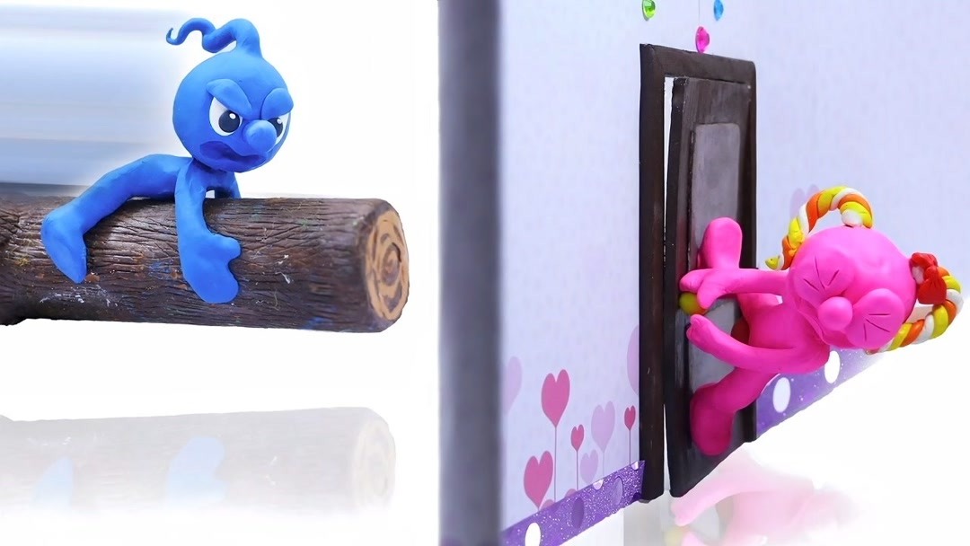 蓝精灵与粉精灵闹别扭,蓝精灵蛮横用木头撞门,粉精灵拼命挡门