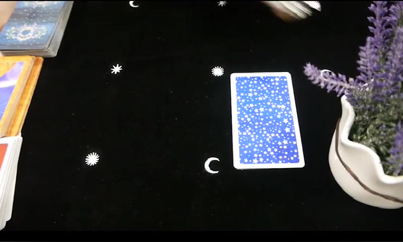 塔罗占卜:你心里的那个他对你什么看法?下半年有可能交往吗?