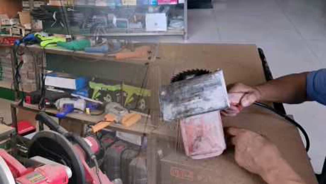 手提切割机碳刷磨完了,换了新碳刷火花很大,什么原因造成的