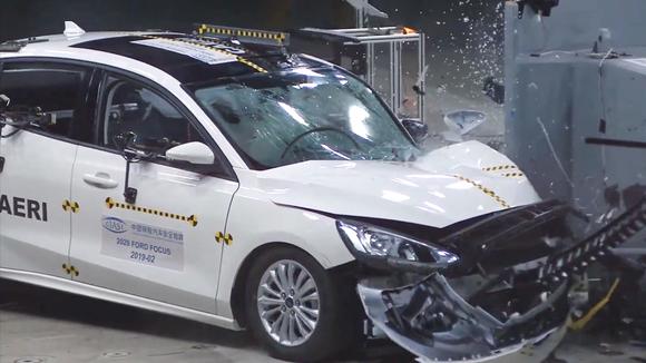 美日大战!卡罗拉福克斯碰撞测试对比,哪个更值得入手