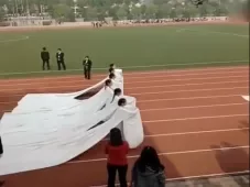 学校运动会,掀起一股汉服风,操场的卫生就靠你们了