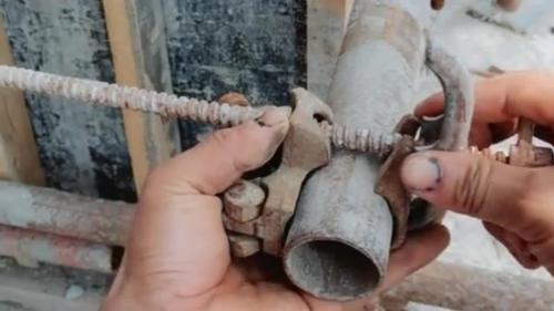 农民大哥这样固定模板,专业的木工特别懂咋固定结实,这个人一看就是高手