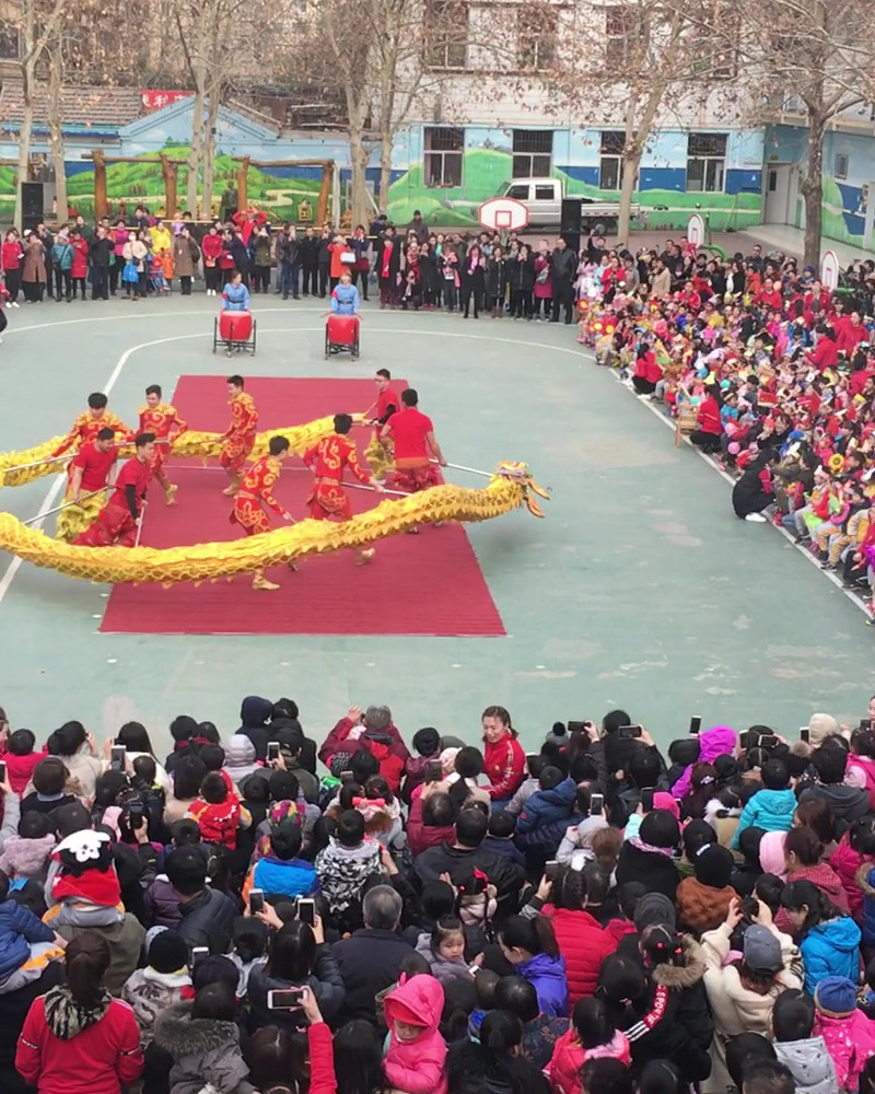 为迎接二月二龙抬头,石家庄幼儿园举行了别开生面的舞龙舞狮表演