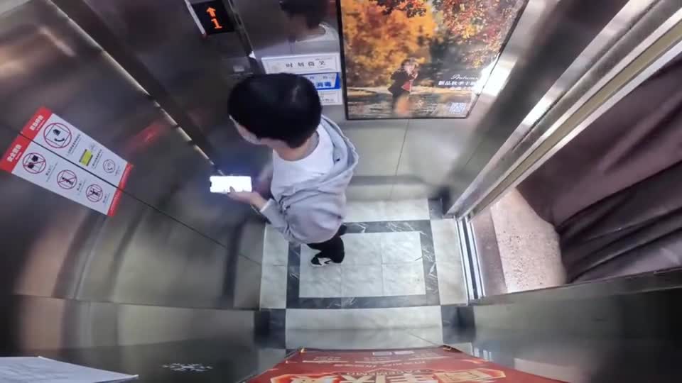 场面及其的尴尬,谁设计的双开门电梯啊,真是无语死了