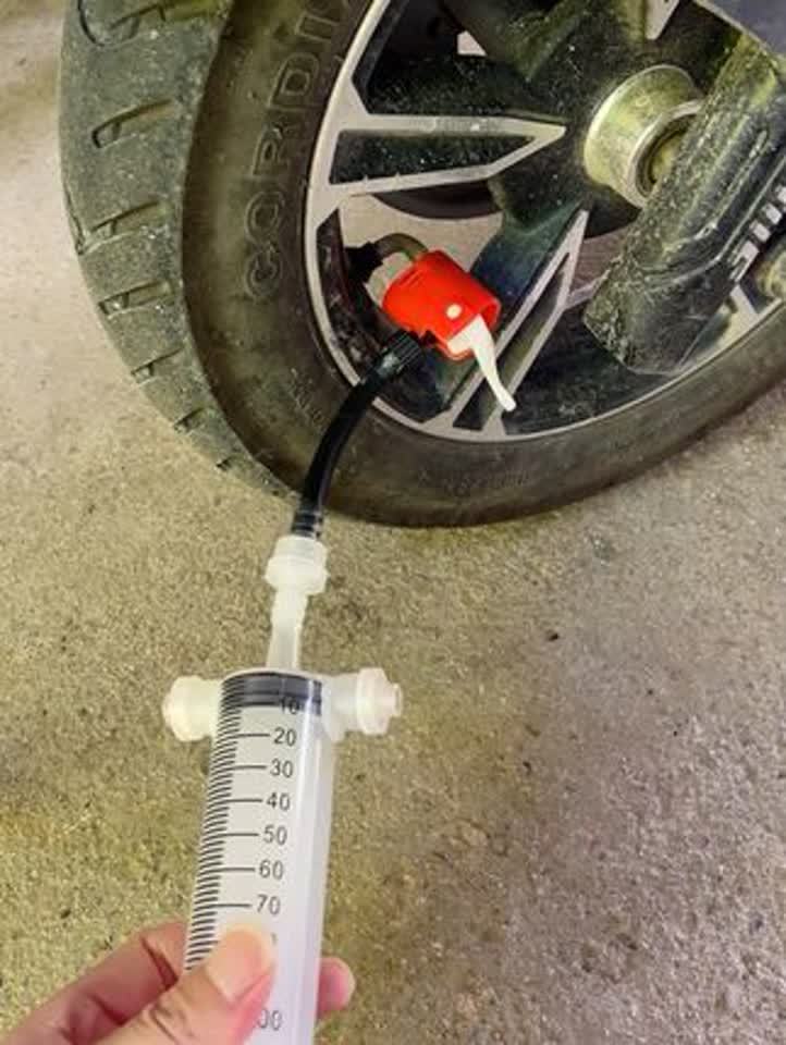 今天用注射器做了一个迷你打气筒,使用起来非常的方便 #打气筒 #我爱...