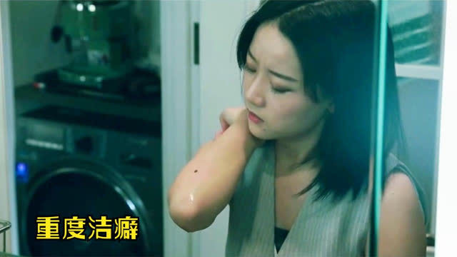 女孩身上有一滴墨水,怎么都洗不掉,于是拿来了锉刀