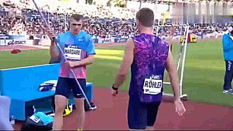 标枪男子动作太夸张了,差点扑倒了,笑得肚子疼