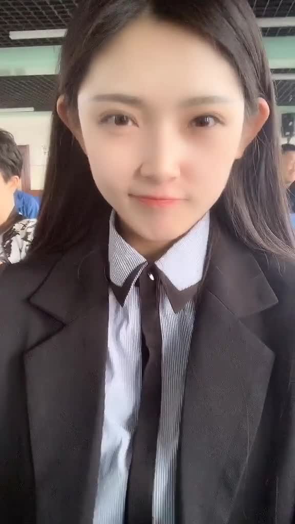 原本休息 昨晚到家后被通知的今天开会!西服是我妈的 衬衫是我妈的 ...