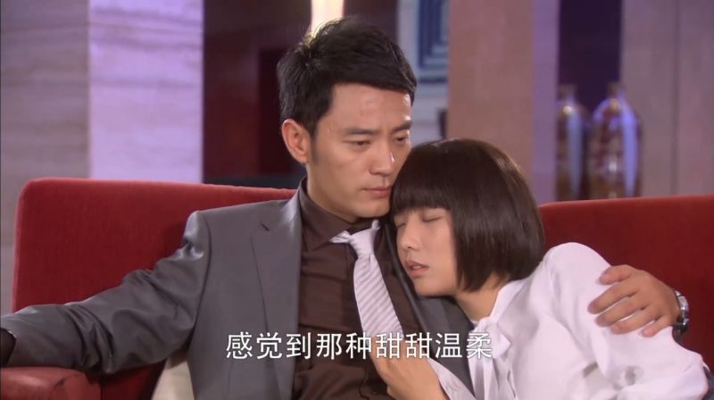 杜拉拉升职记:拉拉醉酒倒在王伟身上,看着拉拉,王伟竟心动了