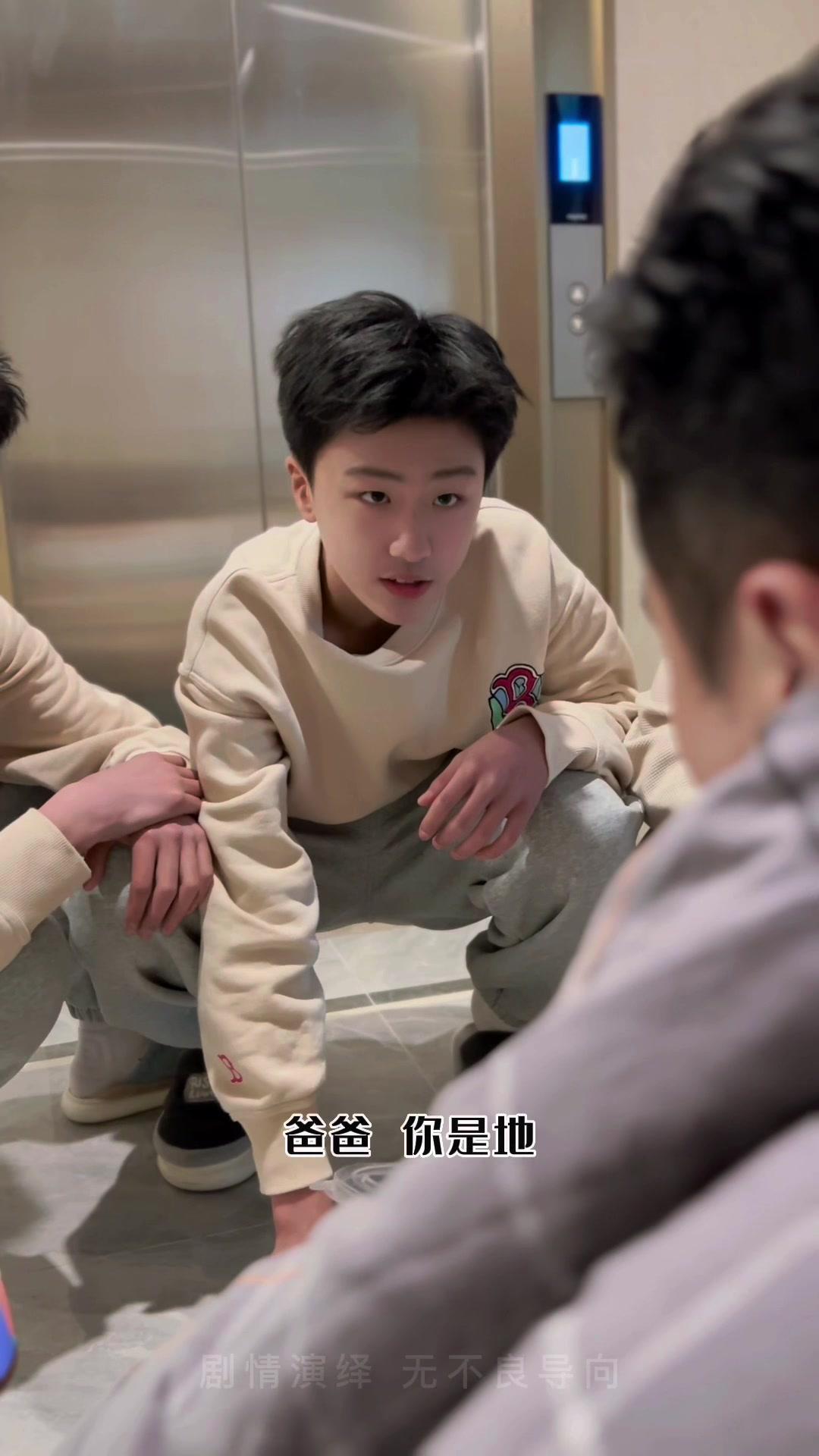 儿子不再是妈妈的专属皮夹克,更是爸爸的防风皮衣