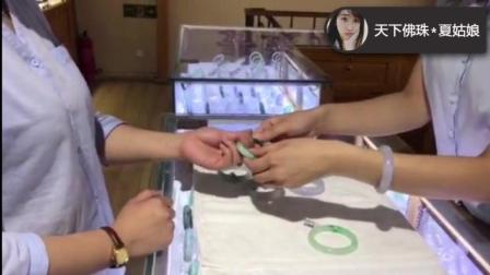 摔碎手镯的大妈, 如果知道“翡翠手镯”试戴小常识, 就省几十万了!