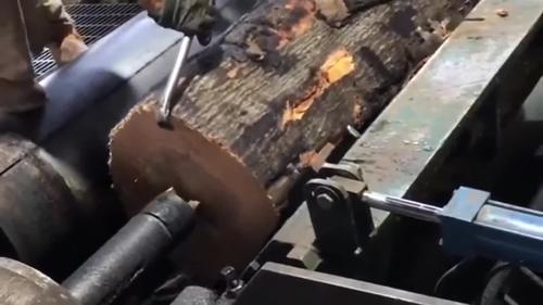 木材在机器里面直接切成皮