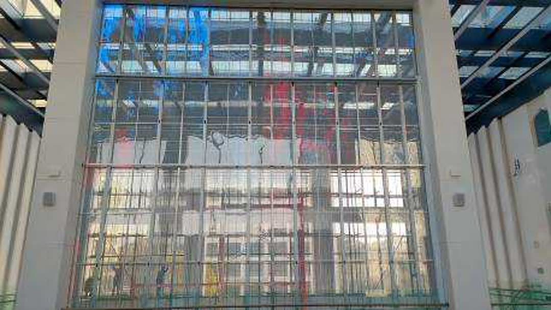 青岛软件园室内装修,装了一块led透明屏果然与众不同