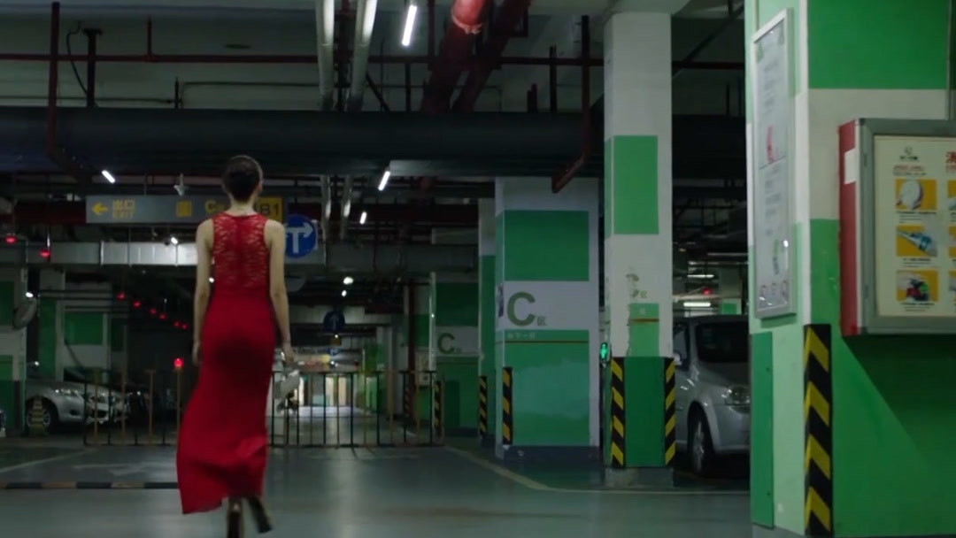 美女机器人地下停车场被跟踪,扫描一圈竟没发现男子