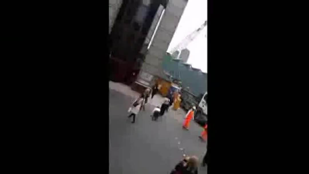 《被拴狗链下跪爬行》