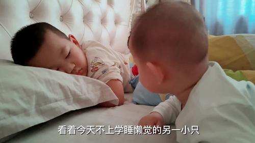 五月龄宝宝第一次户外活动,周末带着两的娃,充实又丰富