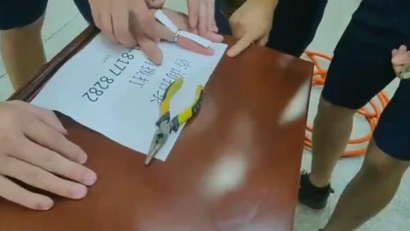 男子被钨钢戒指卡手,消防员用上磨牙器才"切"开