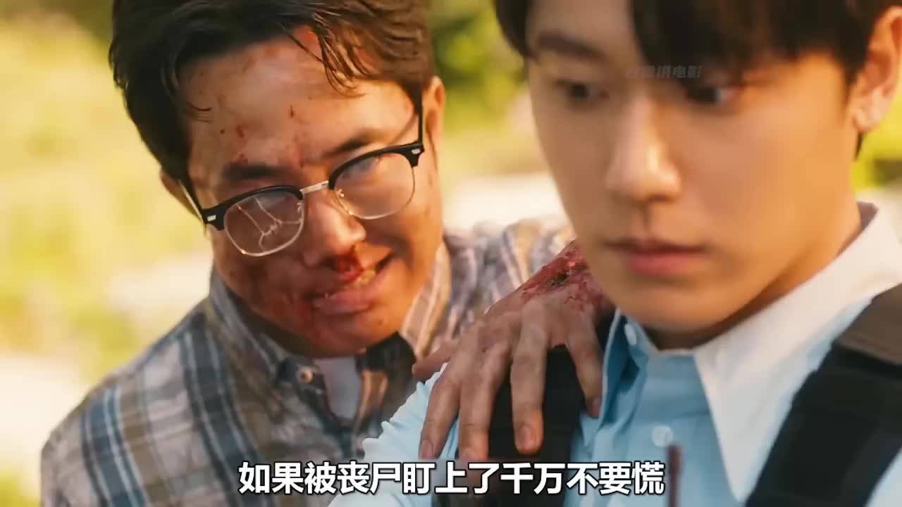 男人靠一款丧尸语言翻译器,成功打入内部 #丧尸