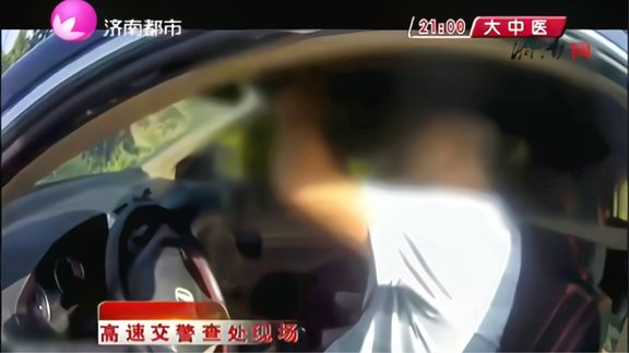 司机不按规范系安全带 被交警拦下