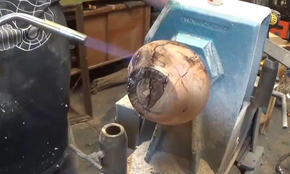 拿来一块上等木料打磨木碗,看似简单却需要耐心才行