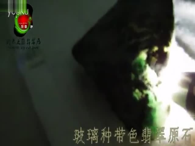 翡翠赌石之玻璃种带秧苗绿色翡翠原石