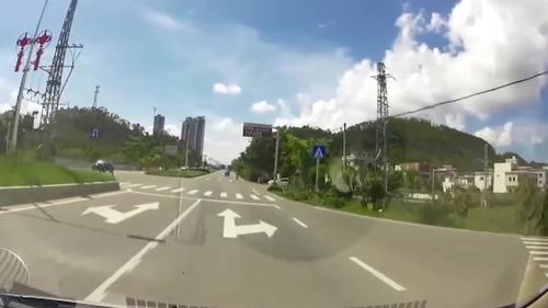 行车记录仪:这种司机真是太害人,多碰到几个就得换刹车片了