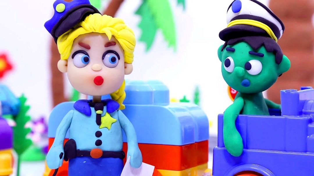 彩虹卡通乐园:小艾成为交警给火车贴罚单,要遵守交通规则呀!