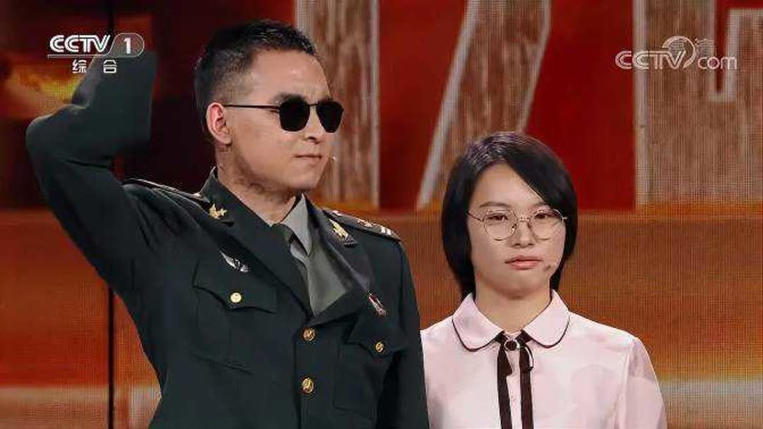 排雷英雄杜富国兄妹致敬抗疫一线的军医,太感人|时代楷模发布厅