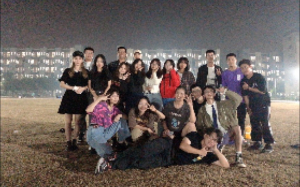 ...毕业离开前再唱一次四年前刚到这个学校时唱的第一首歌 《等你下课》