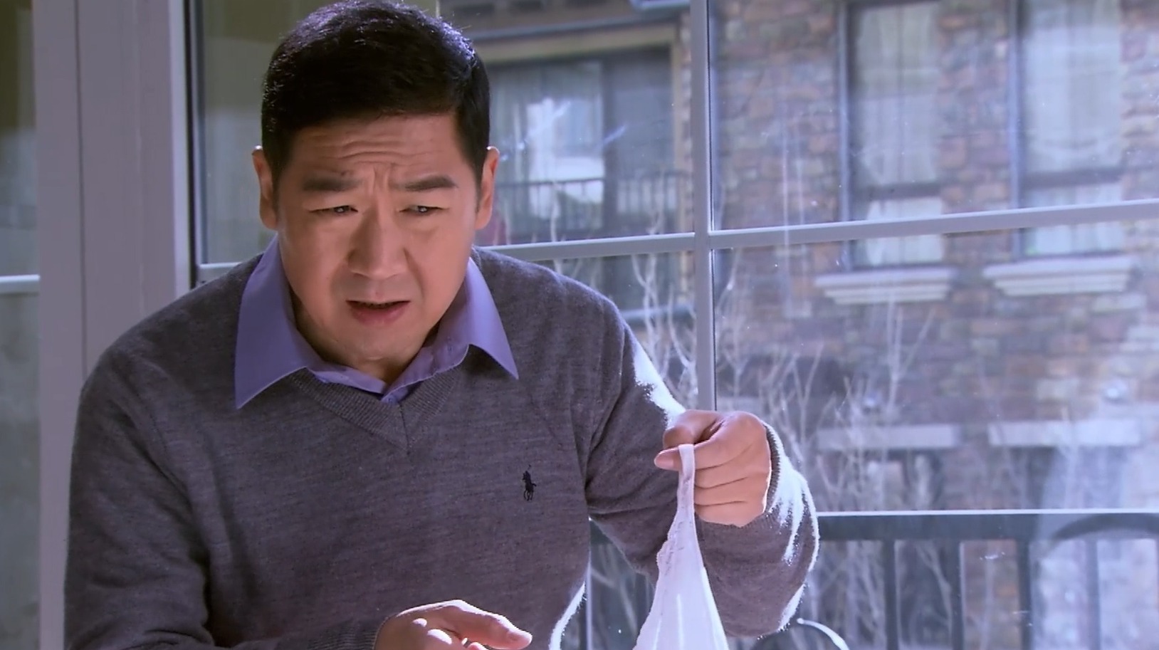 经济决定家庭地位?老公没媳妇挣得多,家务活全包还得被数落