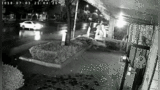 小车横穿马路致货车相撞 行人遇险逃离未果