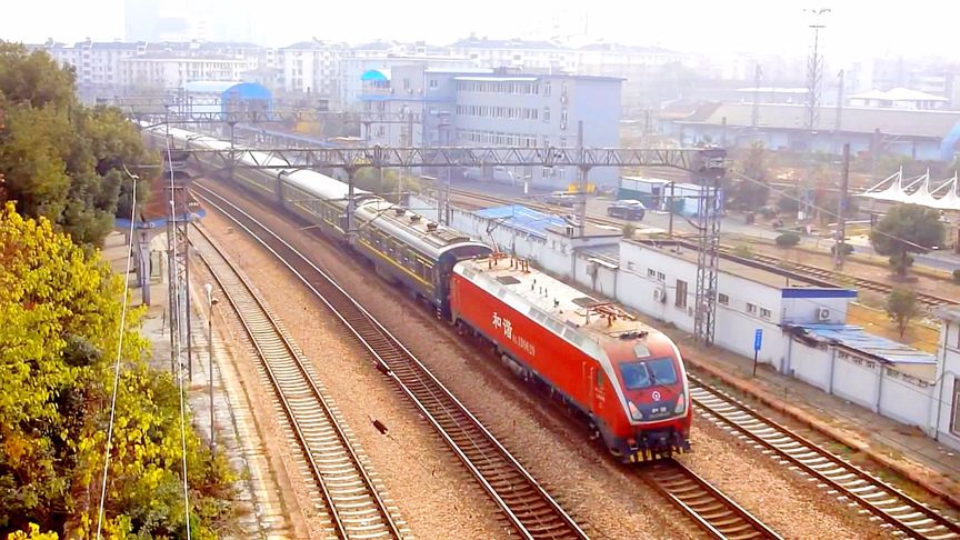 全程42小时杭州至齐齐哈尔 HXD1D牵引K48次列车通过艮山门