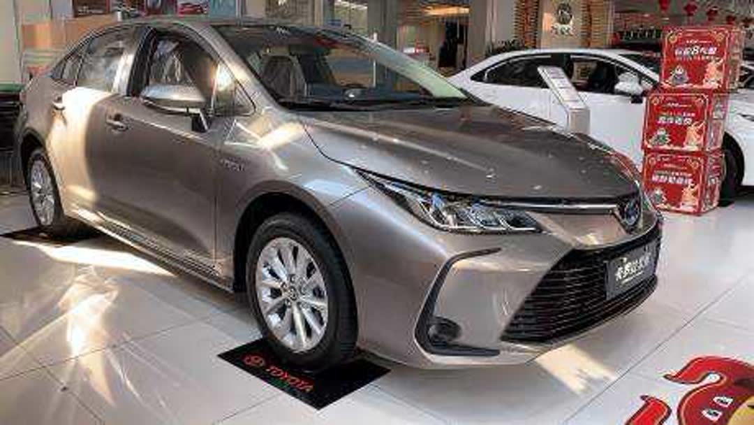 还看轩逸?2021款油混卡罗拉便宜了,油耗才4L,还难开坏
