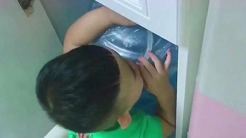 孩子你是觉得你的吸管杯不够大吗