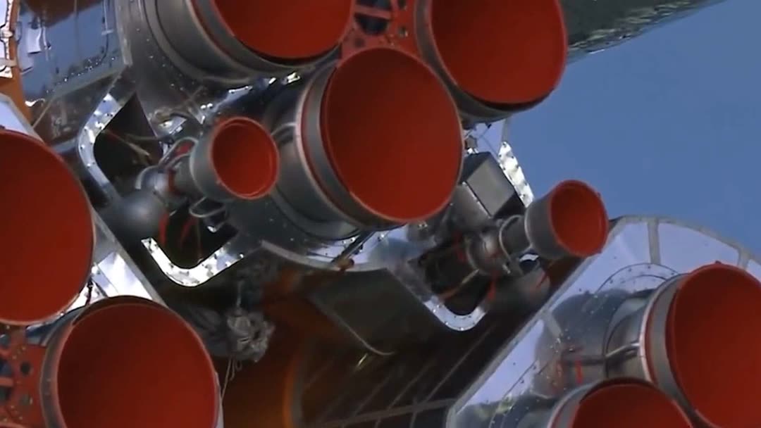 火箭是怎么运到发射场的,这场面真得是难得一见