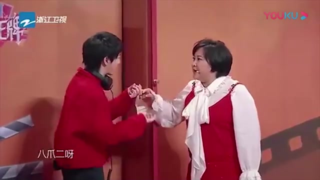 《王牌对王牌4》华晨宇这记性堪忧啊,贾玲直接把门推回去了还用脚挡