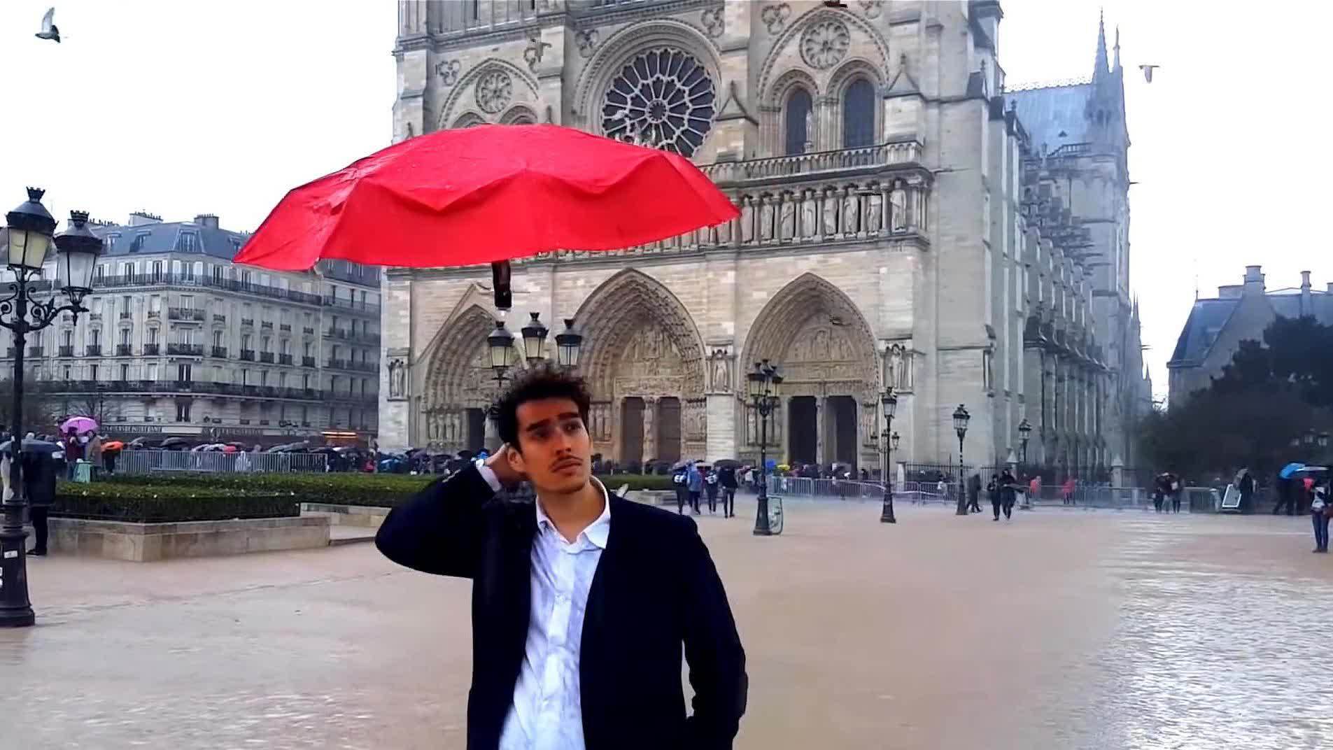 法国魔术师设计的悬浮雨伞,解放咱们的双手,街头表演羡煞旁人